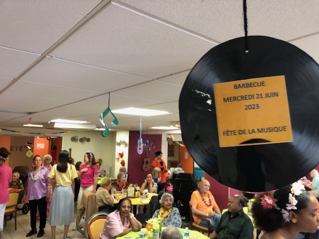 Accordéoniste pour la Fête de la Musique à l’EHPAD des Tisserins ...